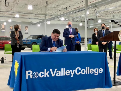 AASHTO Journal - New Illinois Law Aims to Boost Electric Vehicle Production